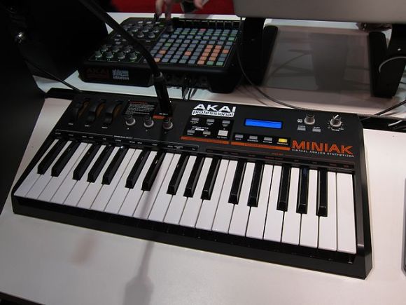 Akai Miniak – Synthesizer Online